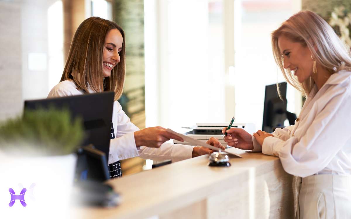 Perfil de recepcionista: 10 habilidades clave + Descargable